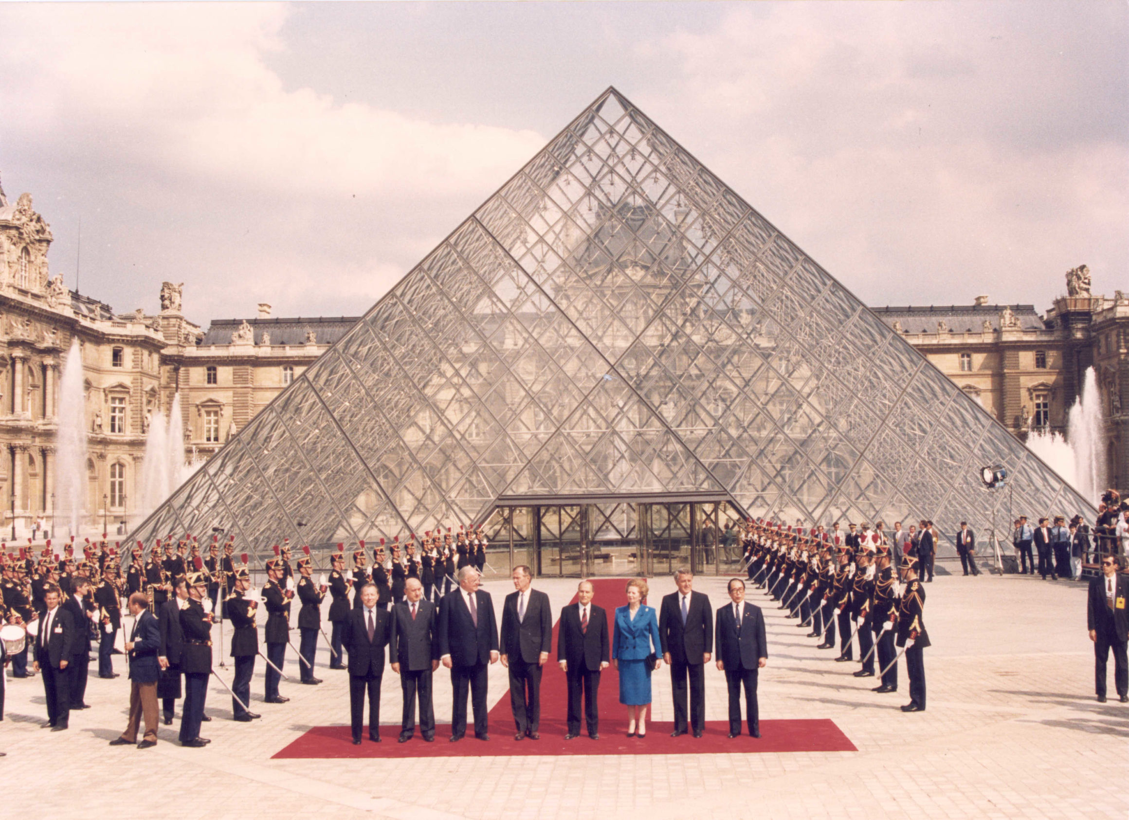 La Pyramide du Louvre, une des « fiertés » de François Mitterrand ...