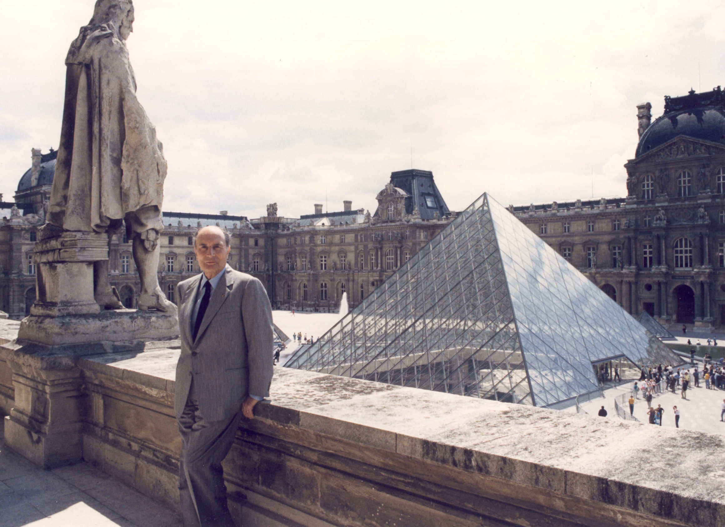 La Pyramide du Louvre, une des “fiertés” de François Mitterrand ...